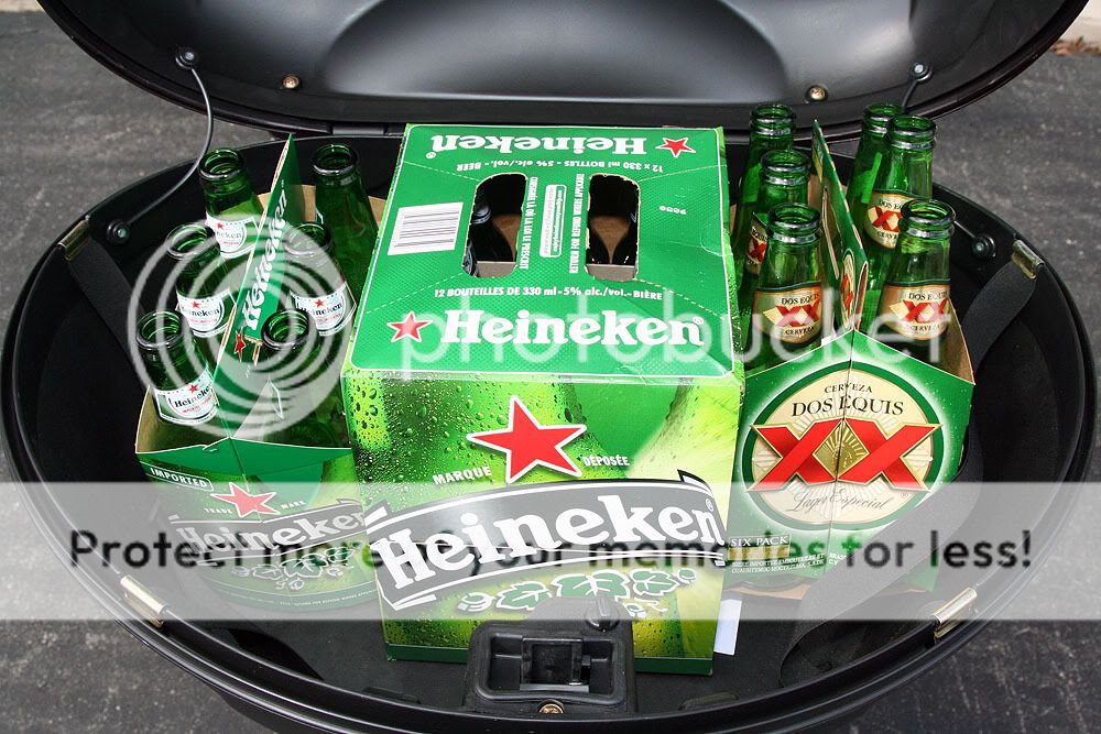 Modern Vespa : The Piaggio top case fits 24 beers.... LOL ... (pix)